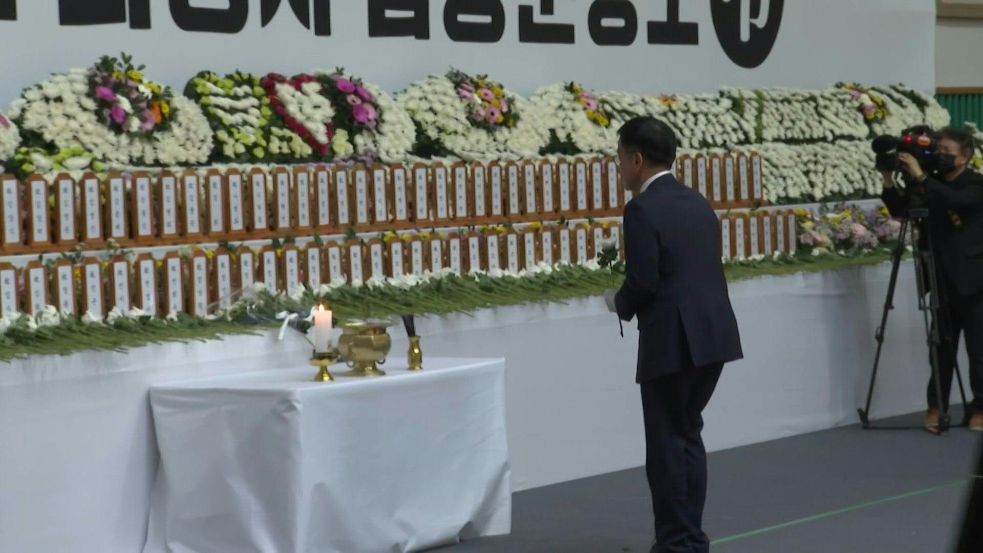 South Korea's acting president arrives at makeshift memorial near Jeju Air plane crash site