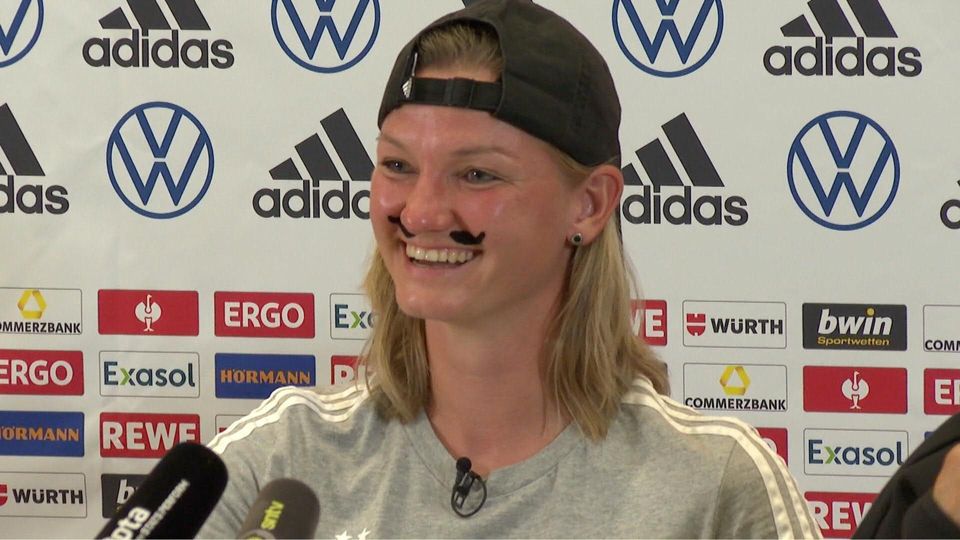 Alexandra Popp oder Alexander Bopp? DFB-Kapitänin sorgt für Lacher auf ...