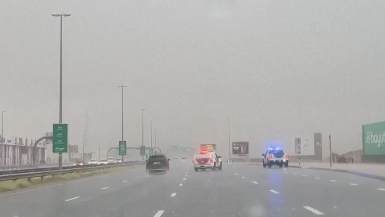 Unwetter in den Vereinigten Arabischen Emiraten: Verkehrschaos und Flugausfälle